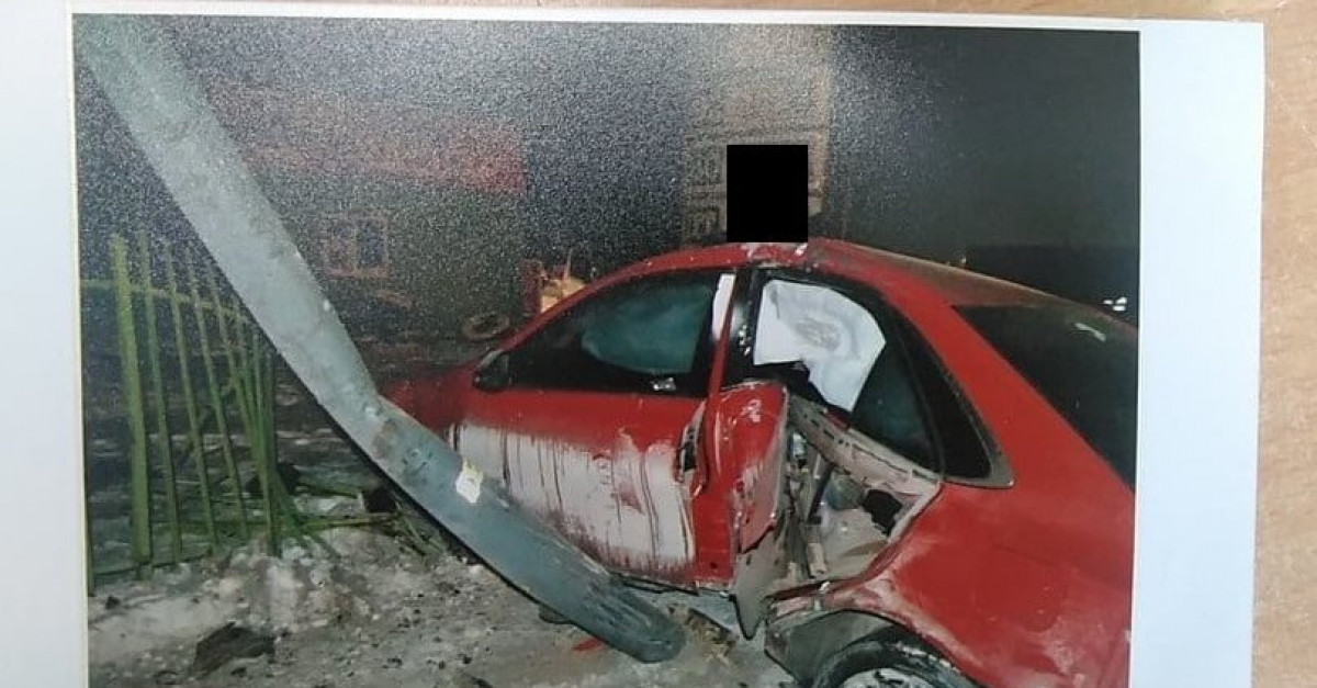 Замын хажуугийн гэрлийн шон мөргөж, осолджээ