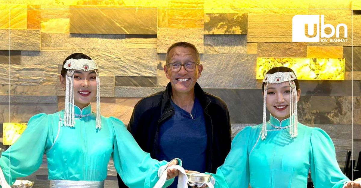 CNN телевизийн Quest Means Business нэвтрүүлгийн хөтлөгч Richard Quest ...